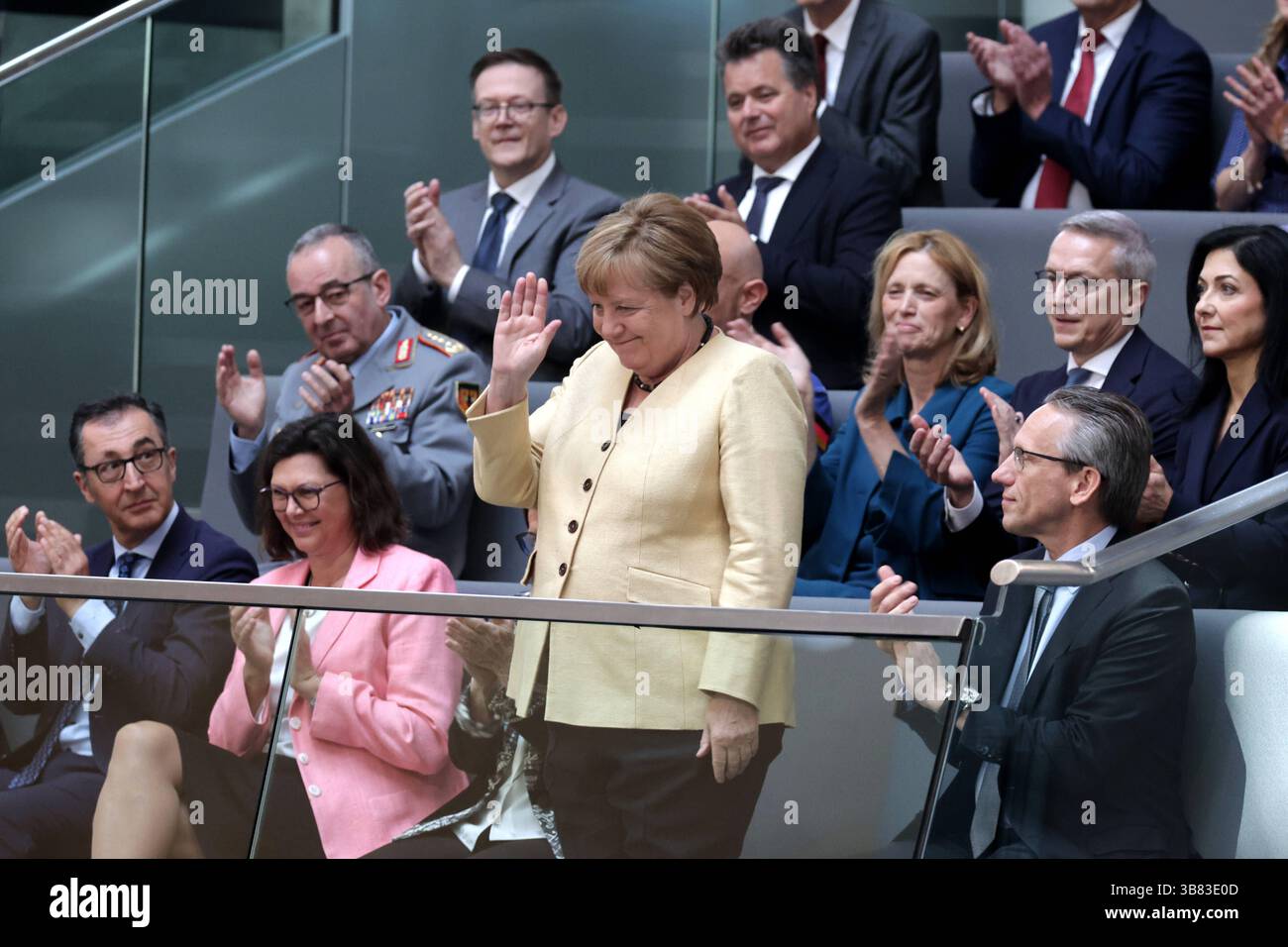 Bundeskanzlerin a.D. Angela Merkel, steht winkend auf der ...