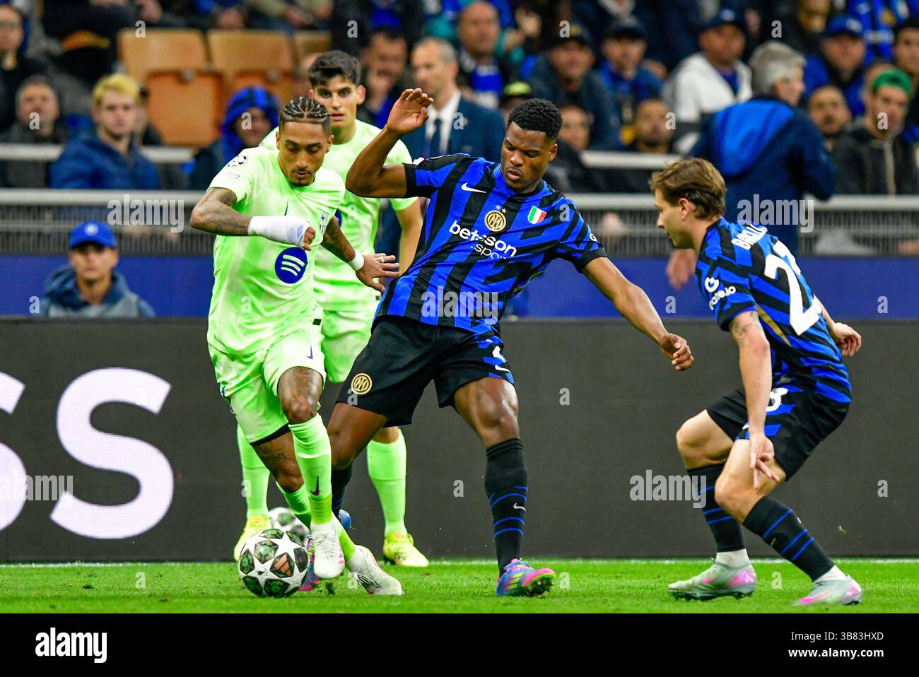 Milano, Italy. 06th May, 2025. Raphinha (19) of FC Barcelona and Denzel ...
