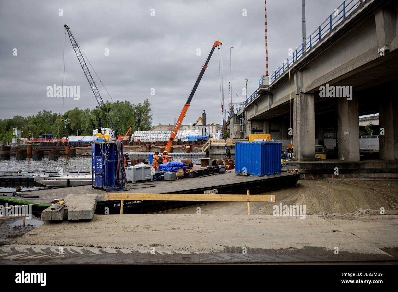 AMSTERDAM - Work on the bridge over the Nieuwe Meer along the A10 Zuid ...