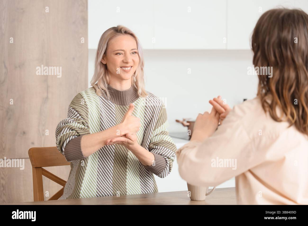 Mother daughter using sign language hi-res stock photography and images ...