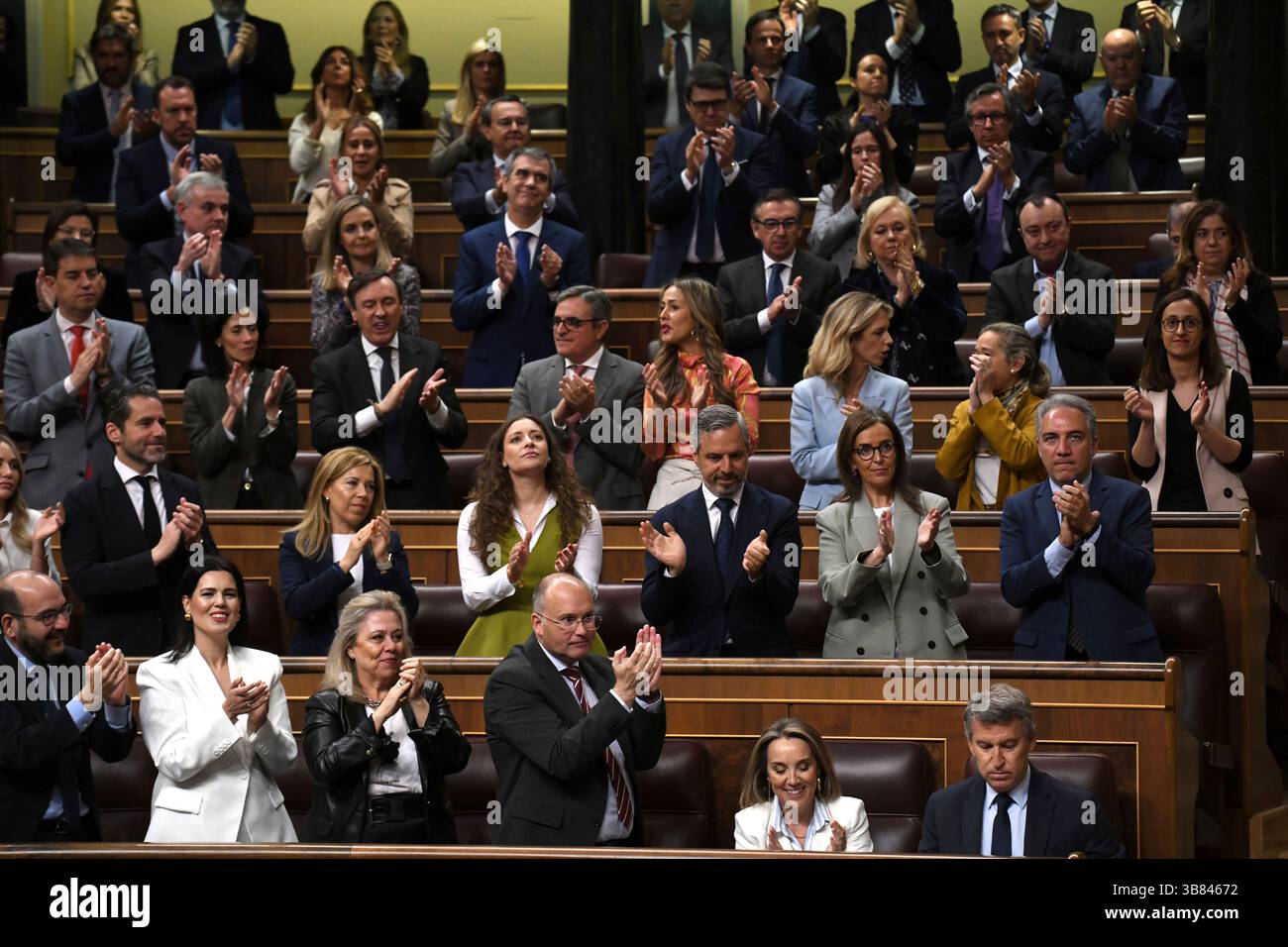 The PP bench applauds PP president Alberto Núñez Feijóo (1r) after his ...