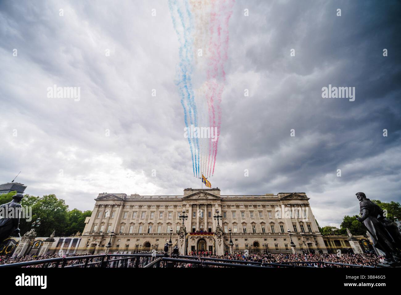 The Red Arrows fly over the palace as part of the VE80 Celebrations and ...