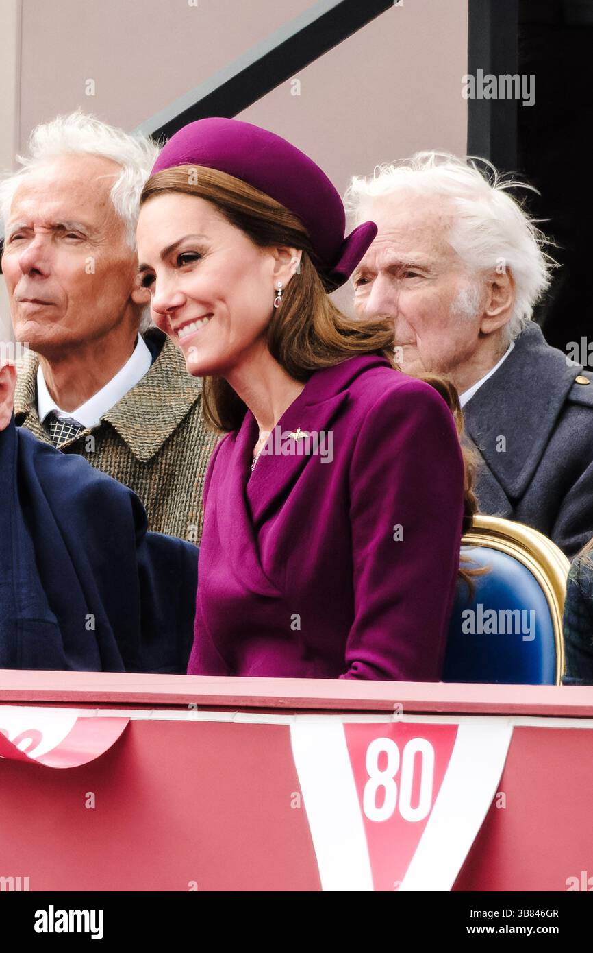 Catherine, Princess of Wales seen on the Queen Victoria Memorial to ...
