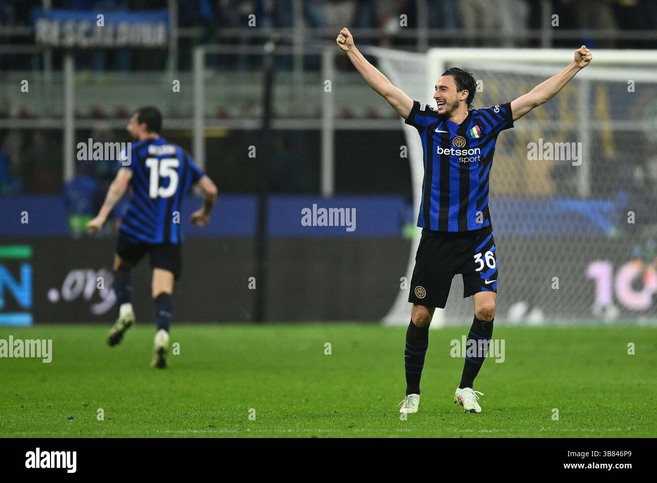 Matteo Darmian of F.C. Inter celebrate the victory during the UEFA ...