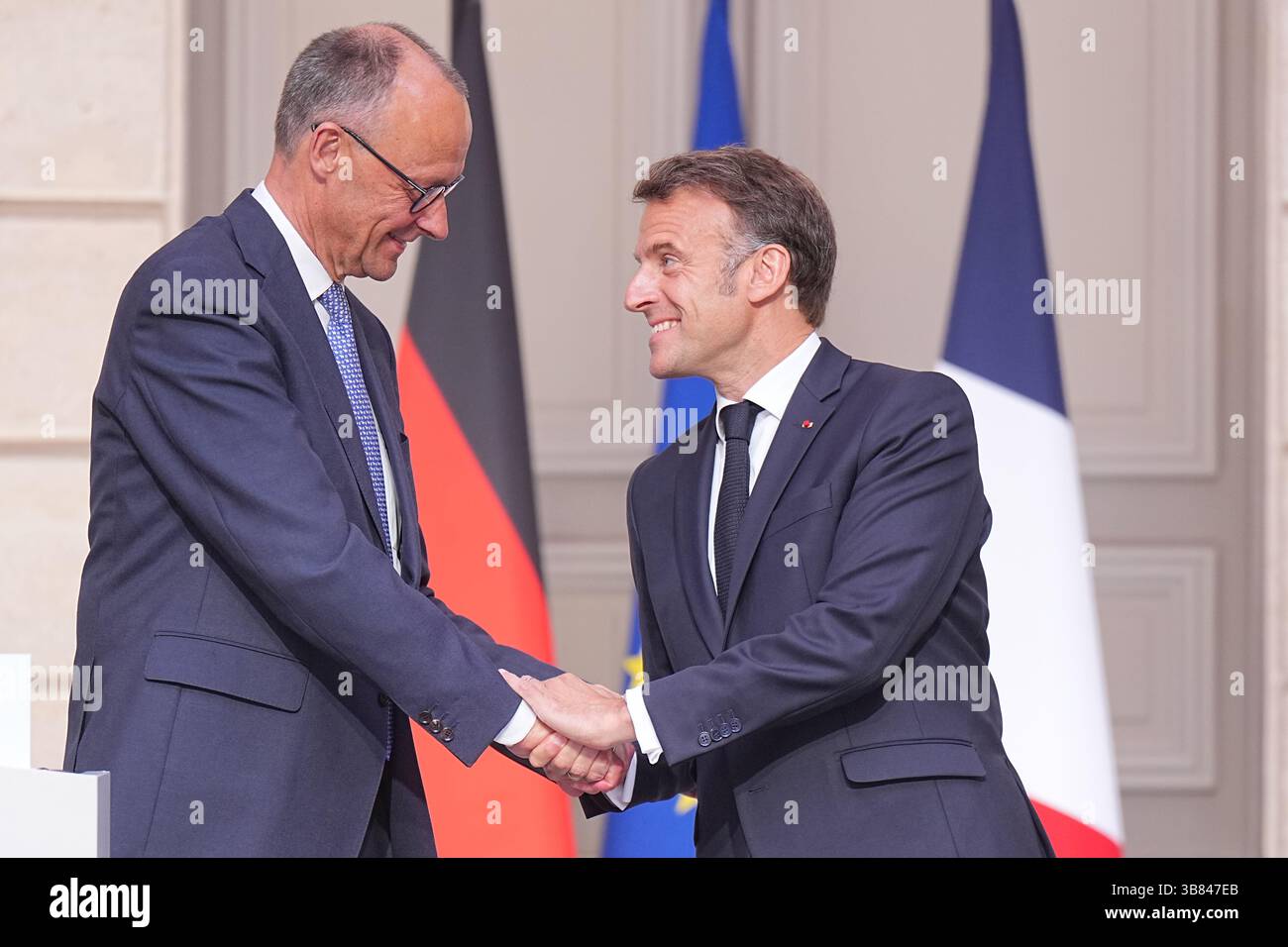 Paris, France. 07th May, 2025. French President Emmanuel Macron (r) shakes hands with German ...
