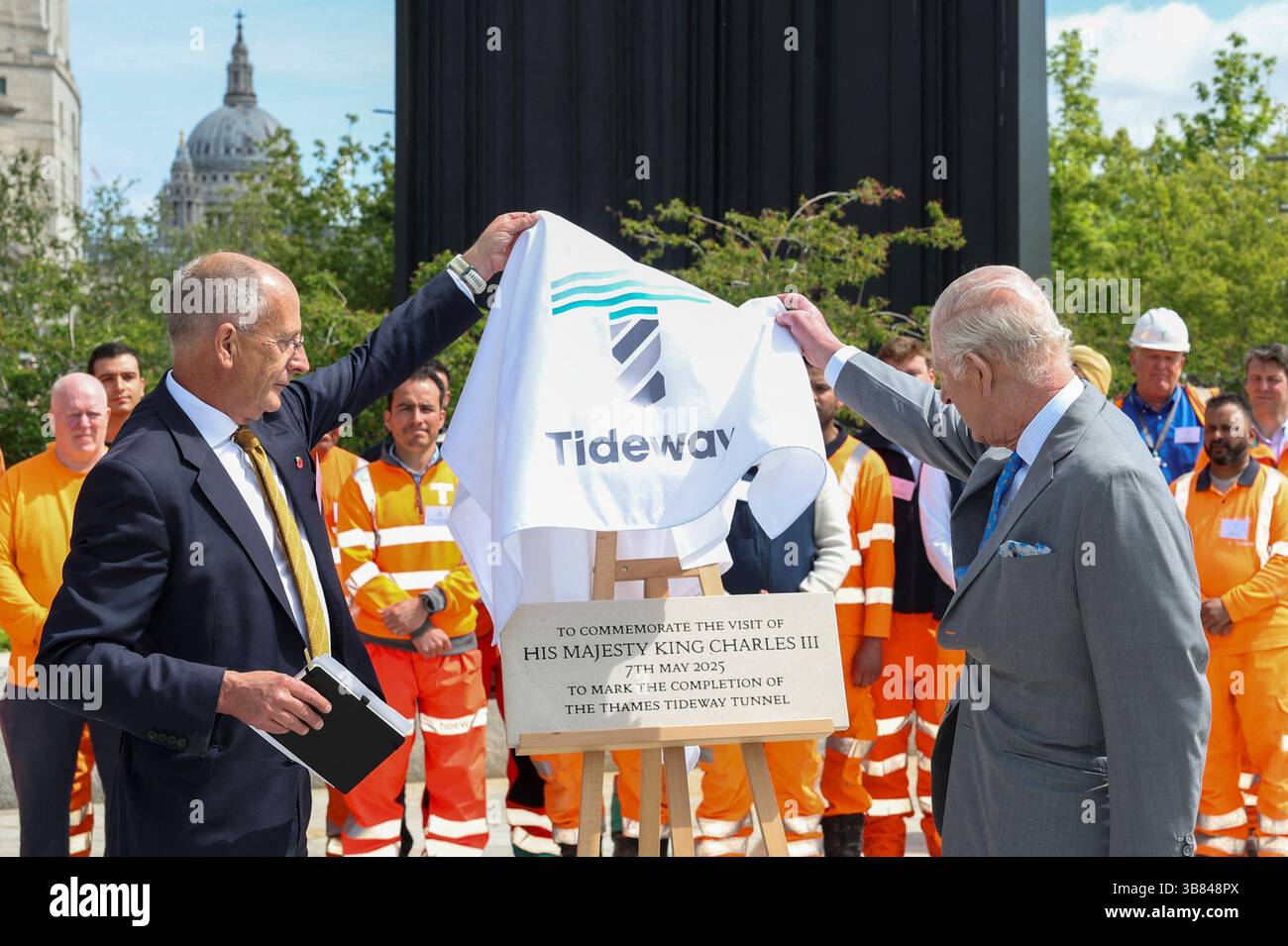 King Charles III with Andy Mitchell (left), CEO of Thames Tideway ...
