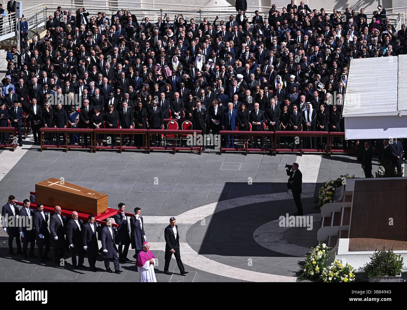 Rom, Vatikan 26.04.2025 Beerdigung Papst Franziskus I. der Sarg mit ...