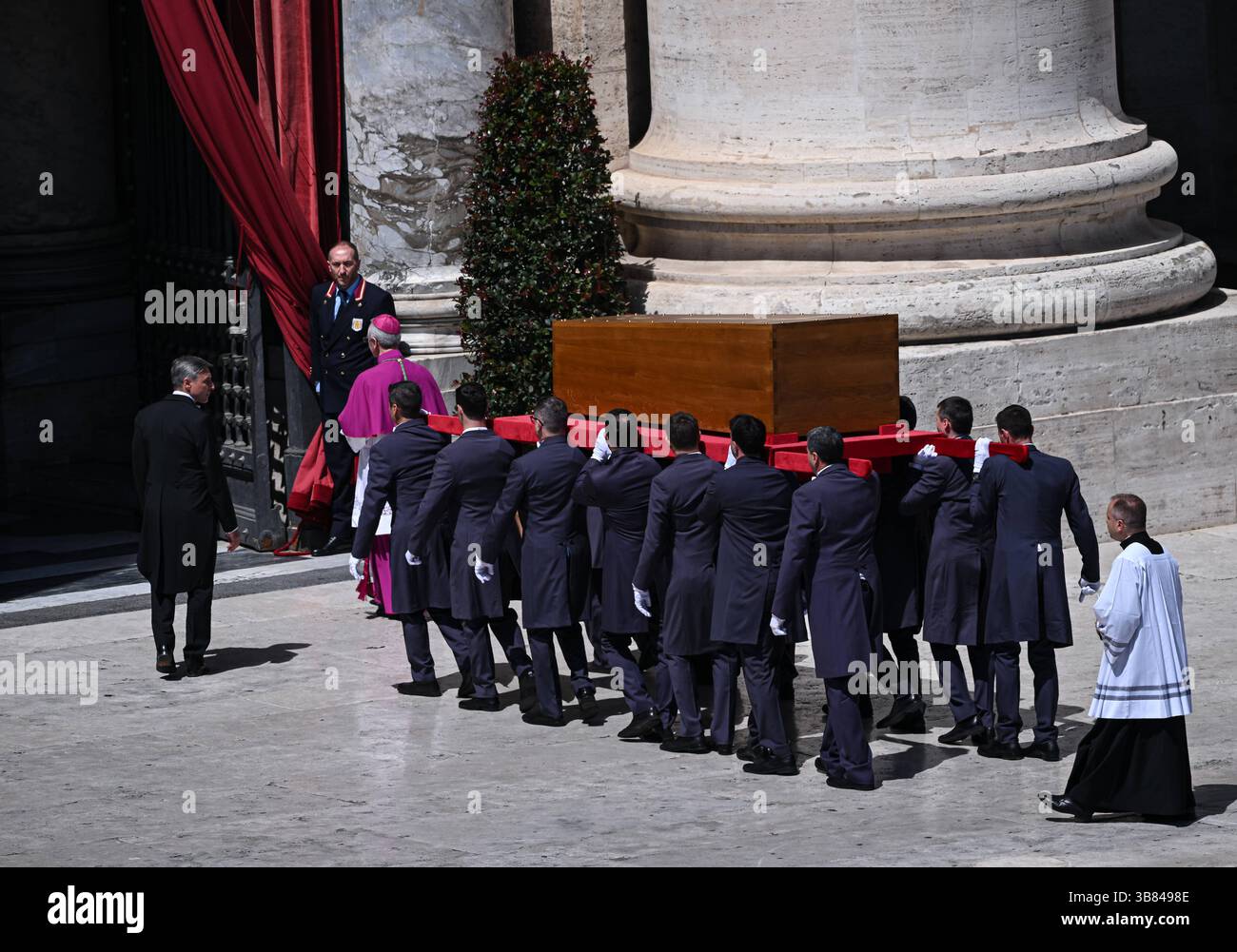 Rom, Vatikan 26.04.2025 Beerdigung Papst Franziskus I. der Sarg mit ...