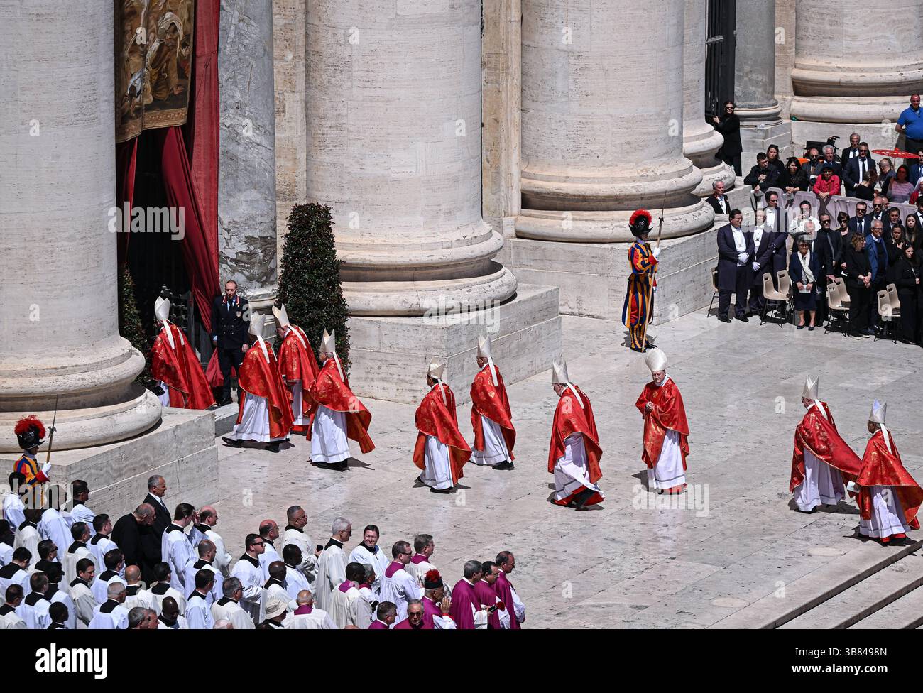 Rom, Vatikan 26.04.2025 Beerdigung Papst Franziskus: Der AUszug der ...
