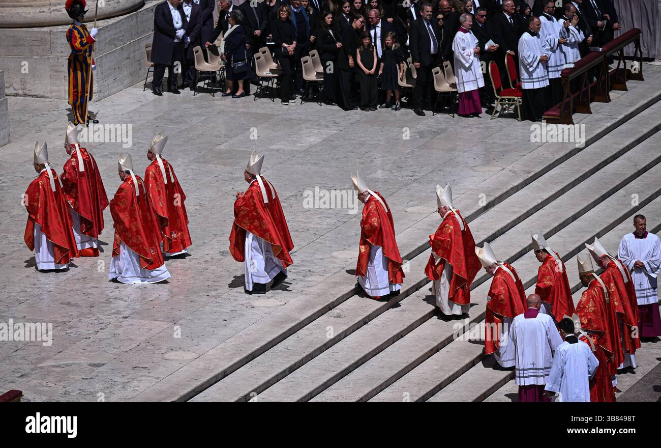 Rom, Vatikan 26.04.2025 Beerdigung Papst Franziskus: Der AUszug der ...