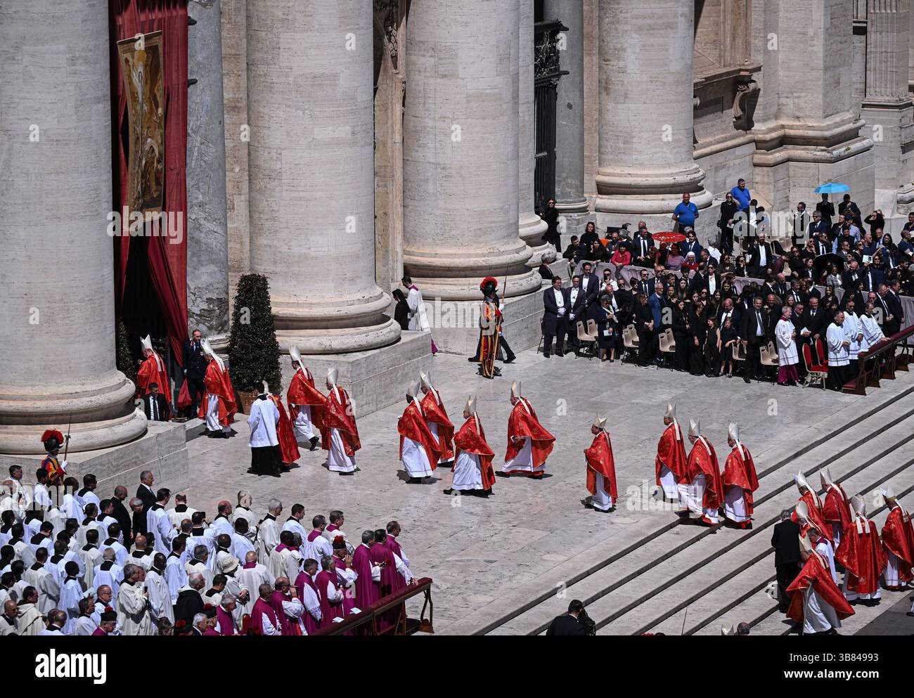 Rom, Vatikan 26.04.2025 Beerdigung Papst Franziskus: Der AUszug der ...