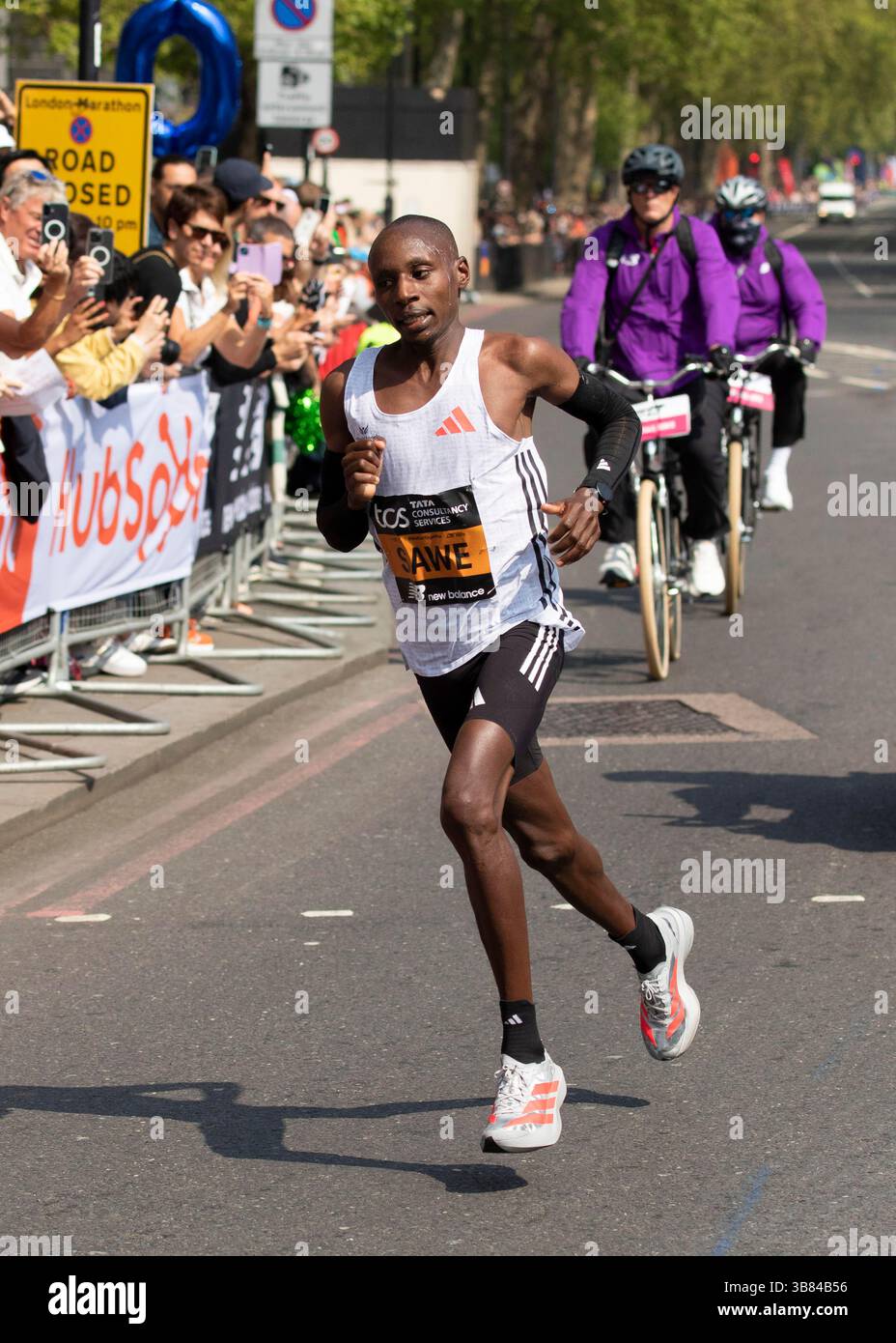 Sebastián Sawe of Kenya on his way to becoming the 2025 London Marathon ...
