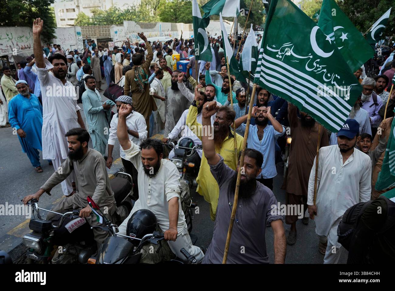 Supporters of Pakistan Markazi Muslim League party chant anti-India ...