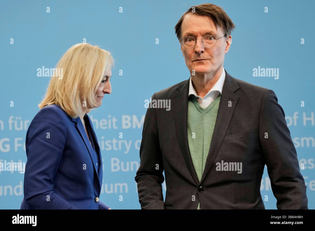 Outgoing Health Minister Karl Lauterbach, right, and new German Health ...