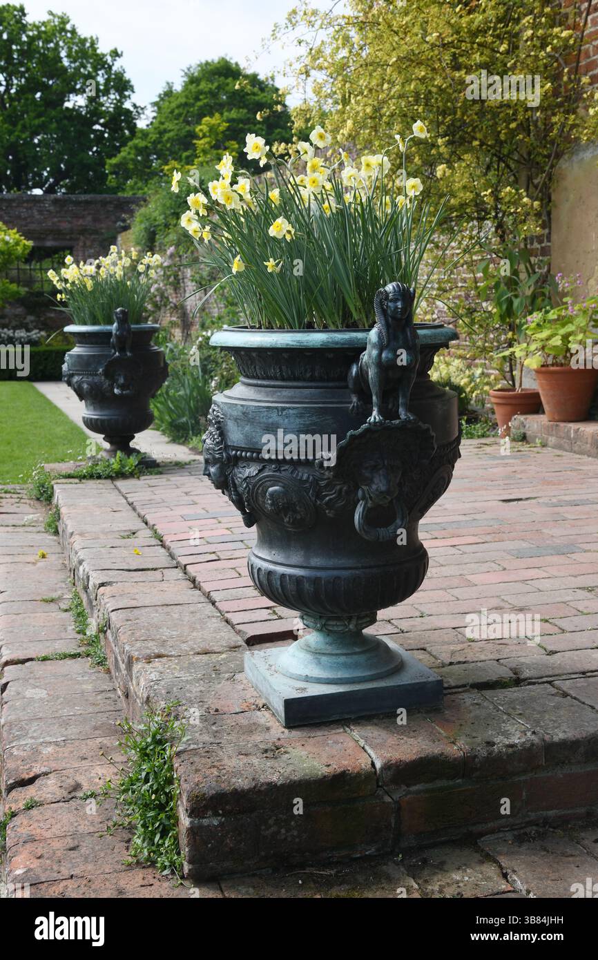 Bronze egyptian urns hi-res stock photography and images - Alamy