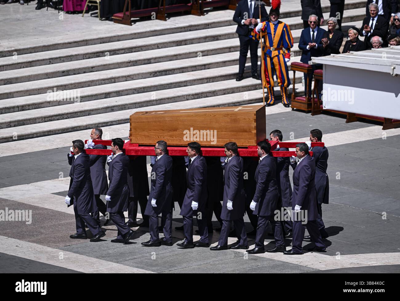 Rom, Vatikan 26.04.2025 Beerdigung Papst Franziskus I. der Sarg mit ...