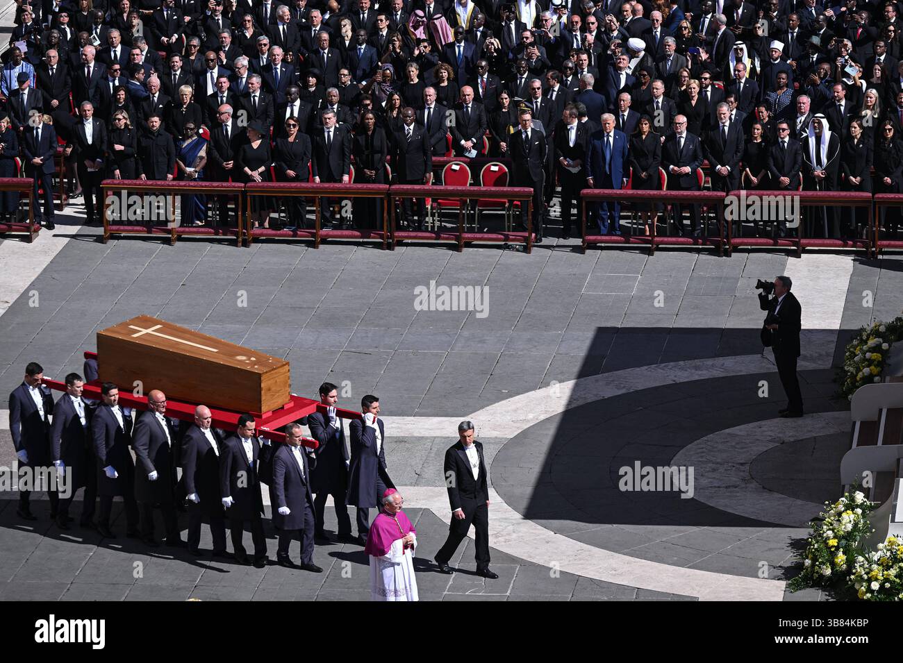 Rom, Vatikan 26.04.2025 Beerdigung Papst Franziskus I. der Sarg mit ...