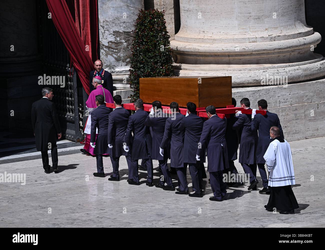 Rom, Vatikan 26.04.2025 Beerdigung Papst Franziskus I. der Sarg mit ...