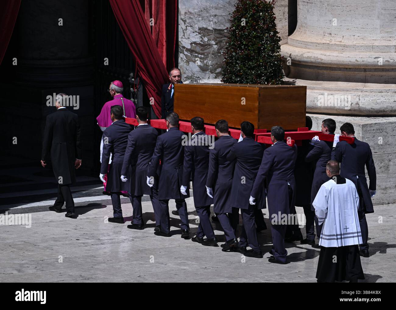Rom, Vatikan 26.04.2025 Beerdigung Papst Franziskus I. der Sarg mit ...