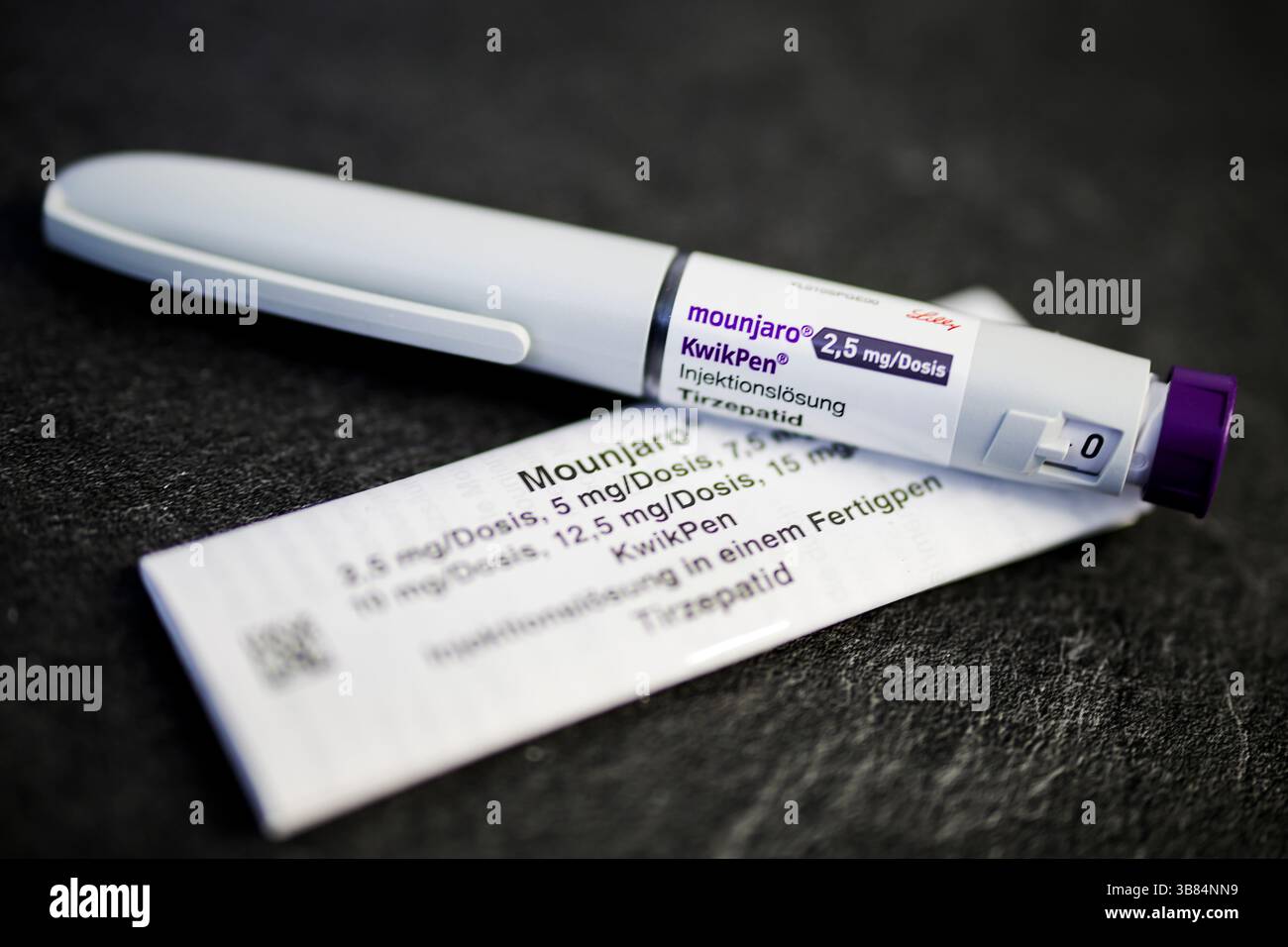 Duisburg, Germany. 07th May, 2025. A KwikPen of the drug Mounjaro with ...