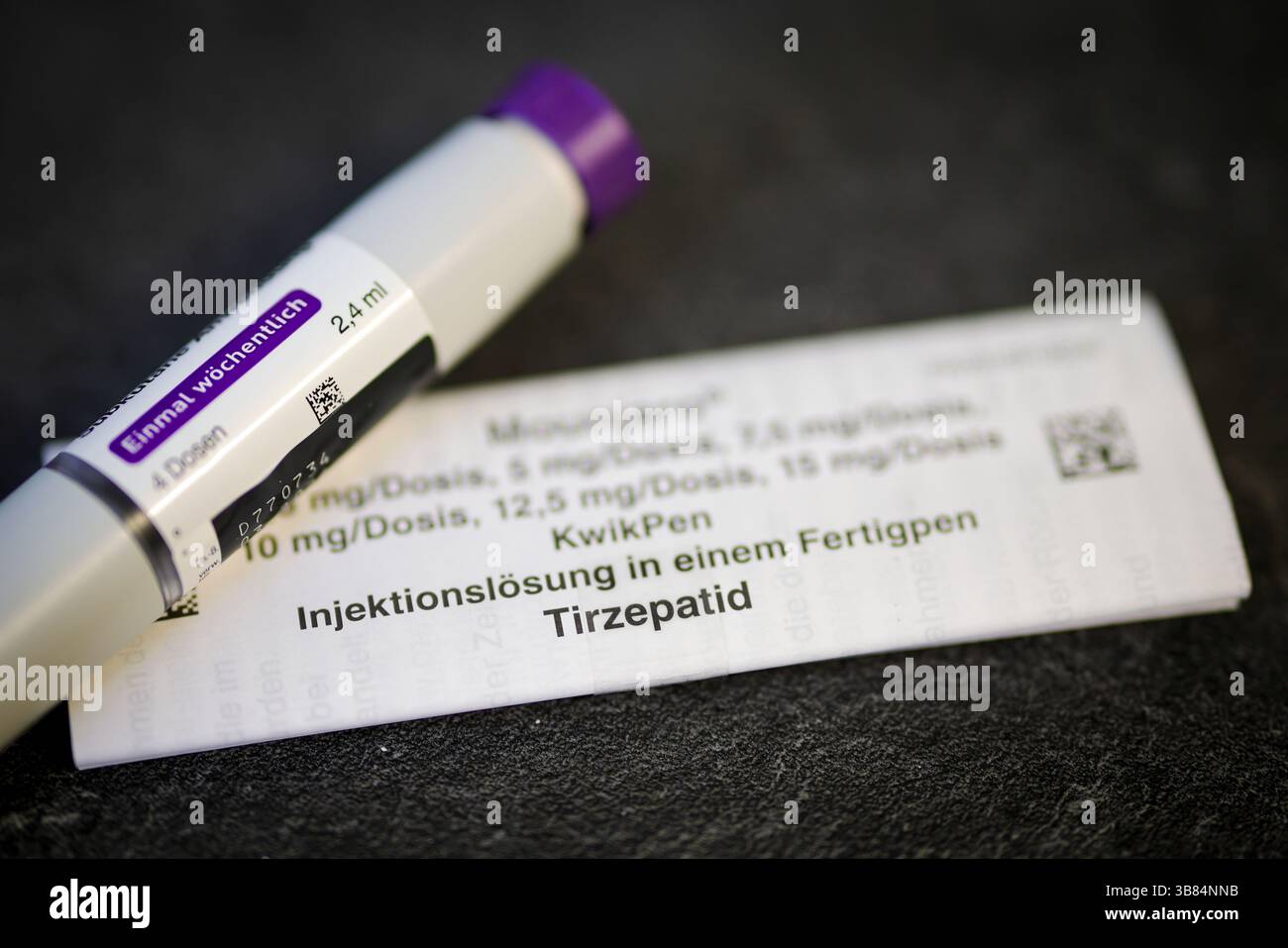 Duisburg, Germany. 07th May, 2025. A KwikPen of the drug Mounjaro with ...