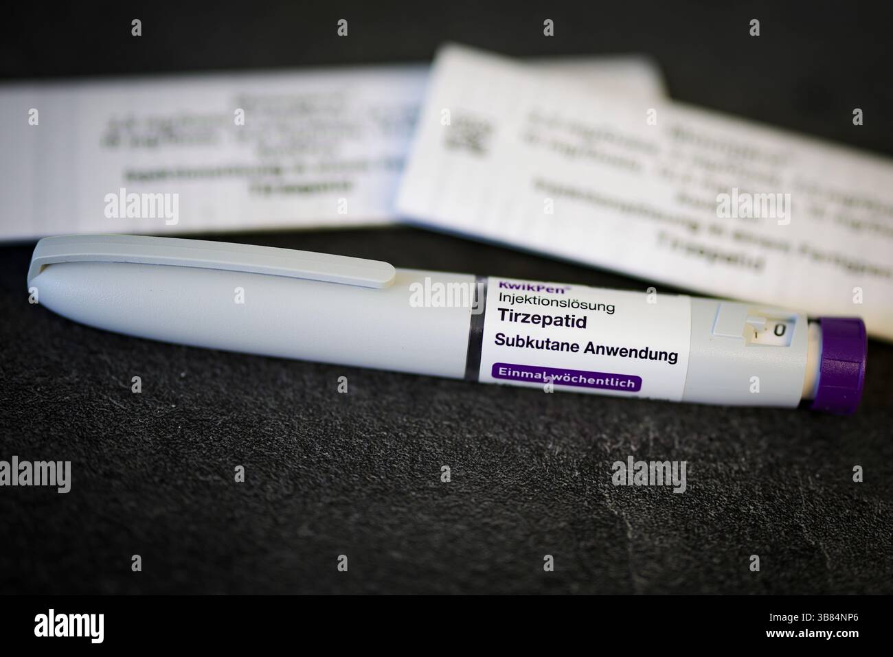 Duisburg, Germany. 07th May, 2025. A KwikPen of the drug Mounjaro with ...