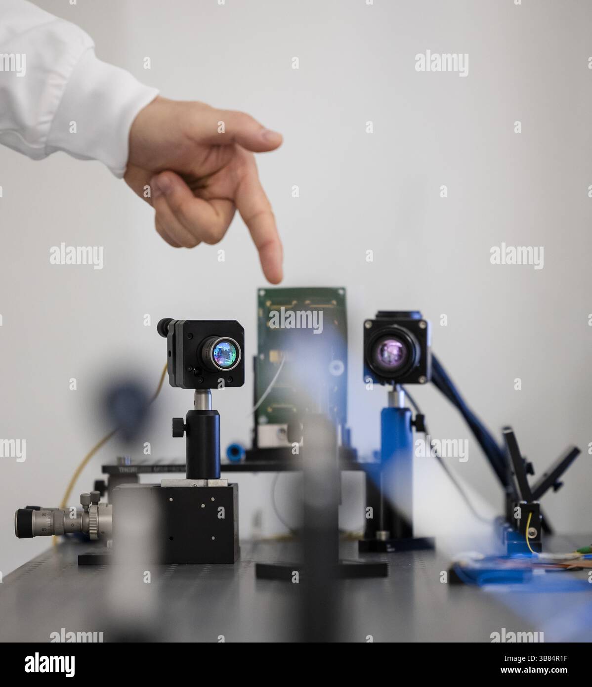 EINDHOVEN - An experimental setup to test photonic chips during a press ...