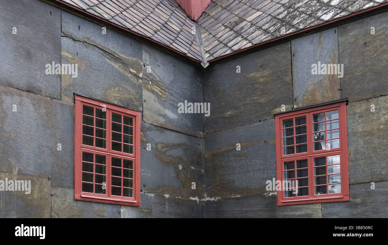Red window frames hi-res stock photography and images - Alamy