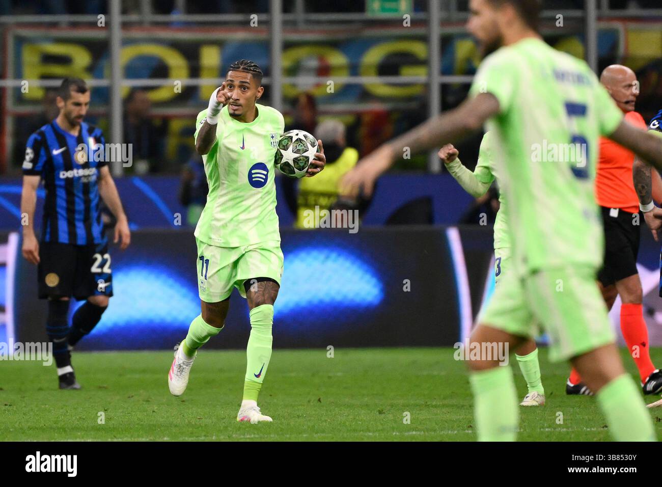 Raphael Dias Belloli Raphinha of Barcelona celebrates during the UEFA ...