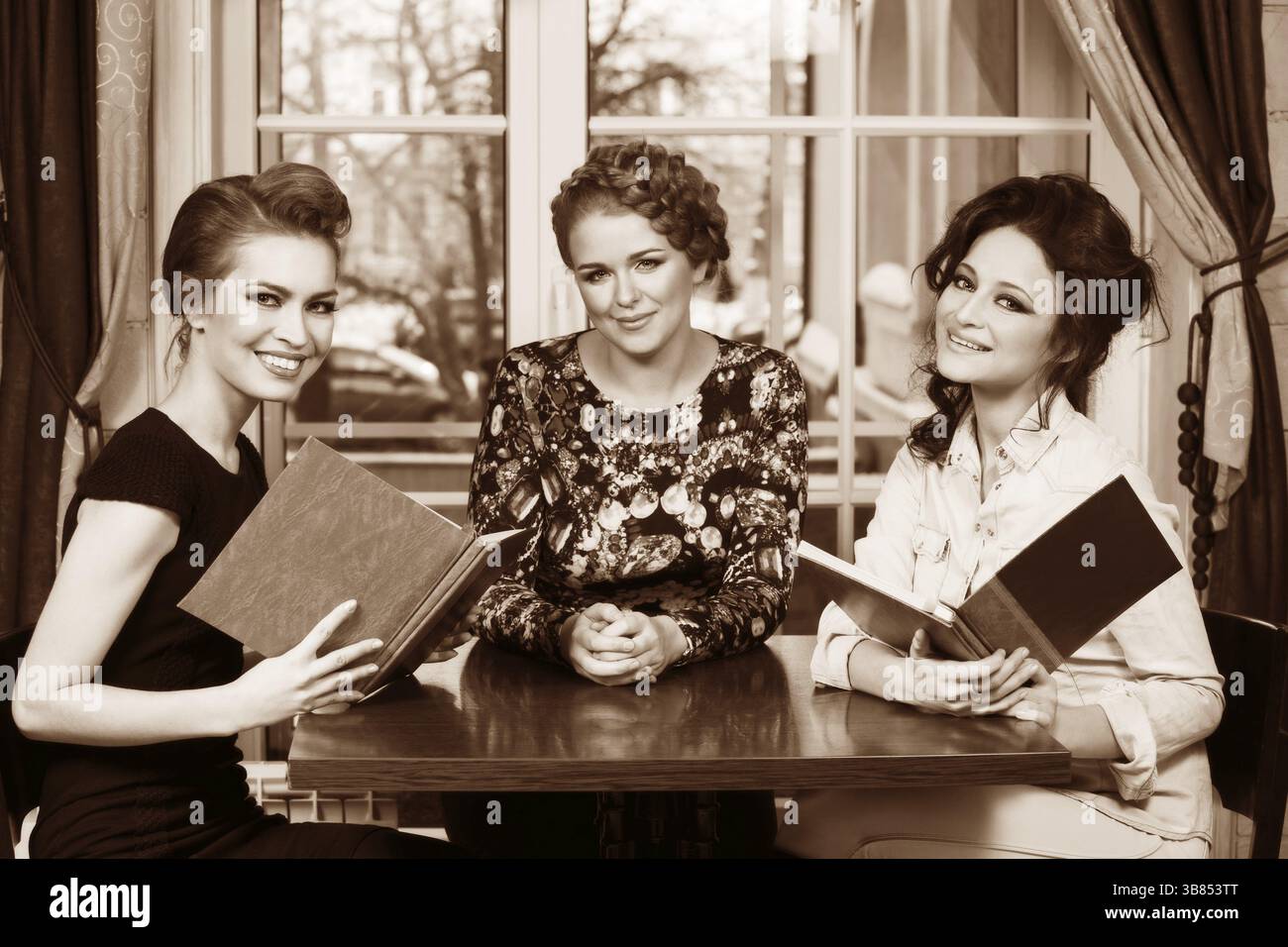 Three women friends cafe hi-res stock photography and images - Alamy