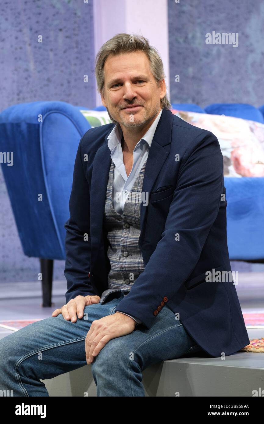 Hamburg Rene Steinke als Familienvater in der Komödie Kröten in Not ...