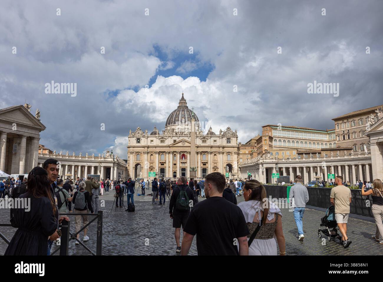 Warten auf den Weissen Rauch. Vatikanstadt am 07. Mai 2025 ...