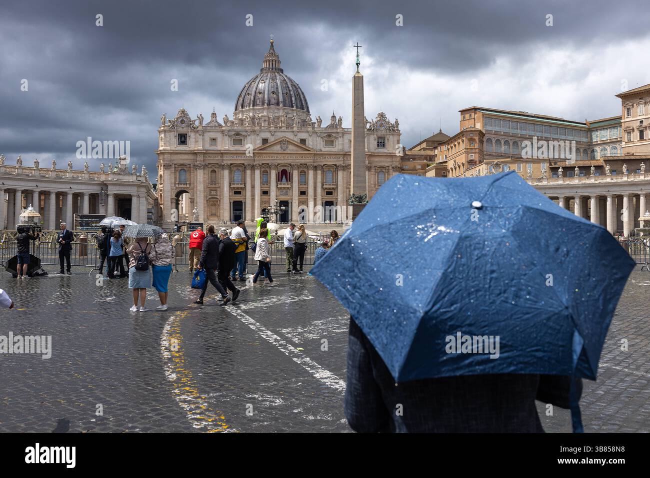 Warten auf den Weissen Rauch. Vatikanstadt am 07. Mai 2025: Der ...