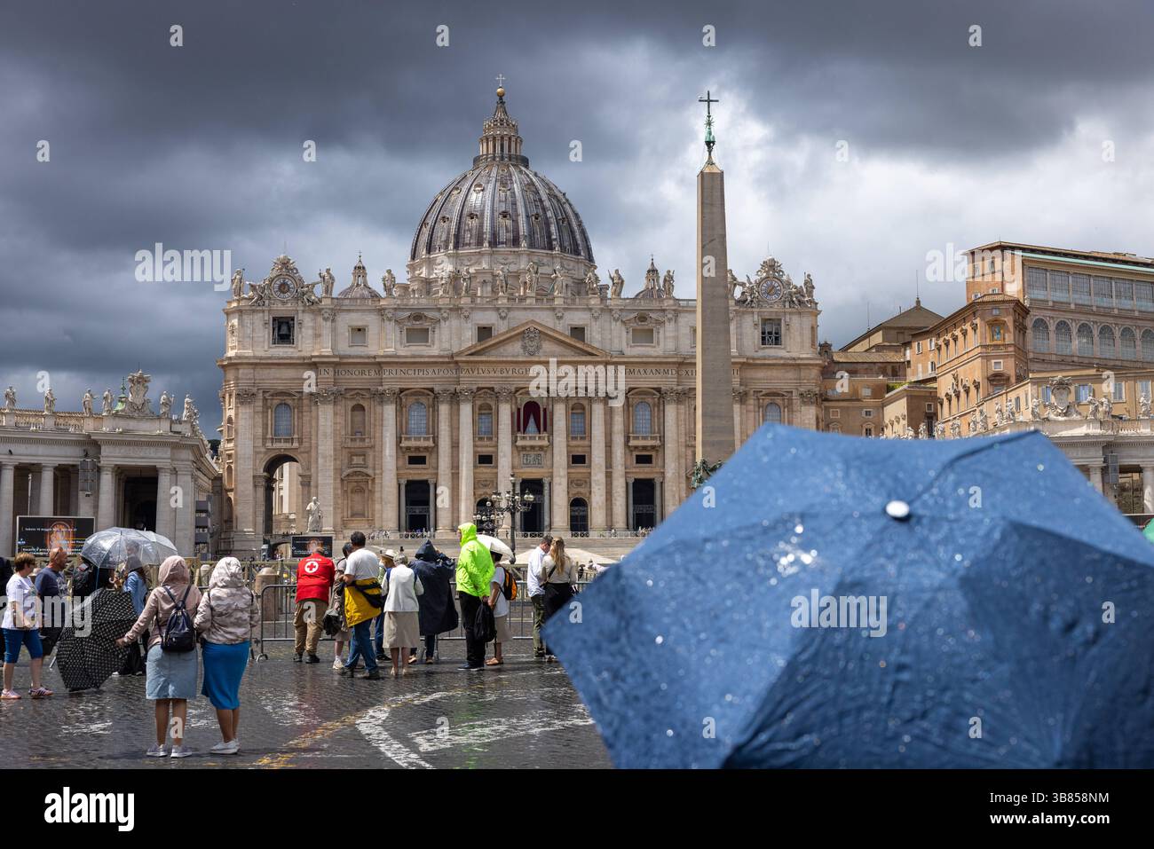 Warten auf den Weissen Rauch. Vatikanstadt am 07. Mai 2025: Der ...