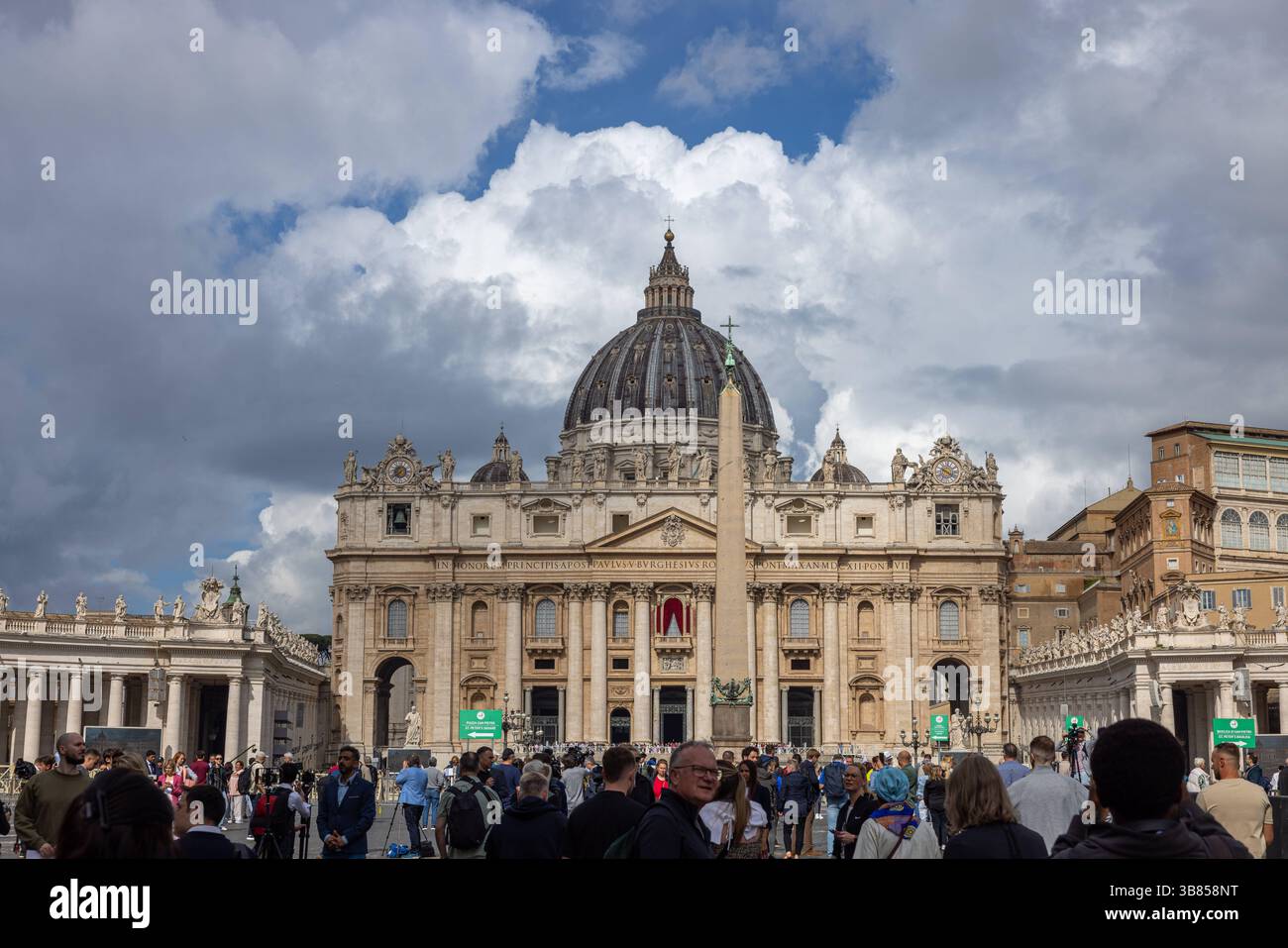 Warten auf den Weissen Rauch. Vatikanstadt am 07. Mai 2025: Der ...