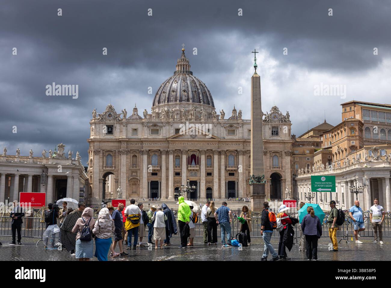 Warten auf den Weissen Rauch. Vatikanstadt am 07. Mai 2025: Der ...