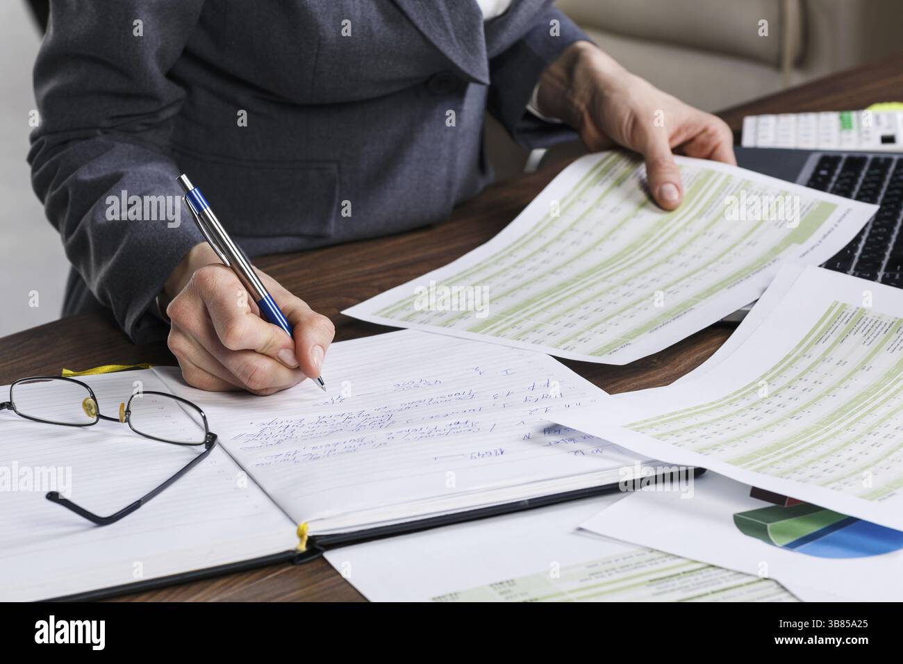 Calculating analyze hi-res stock photography and images - Alamy