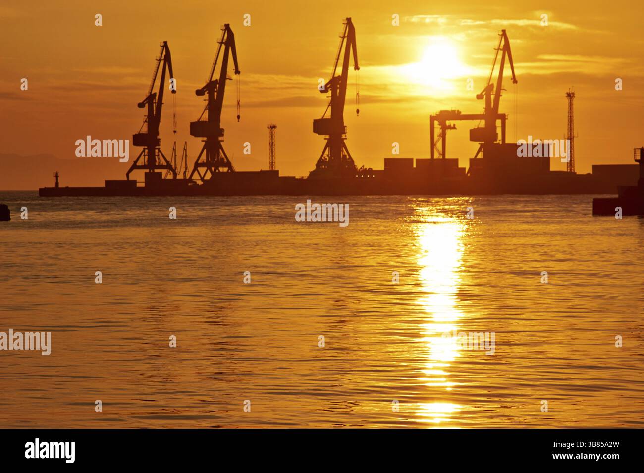 Industrial plant in port hi-res stock photography and images - Alamy