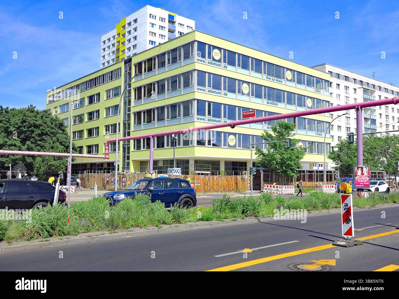 Neubau an der Jannowitzbruecke in der Holzmarktstrasse bewirbt Mieter ...