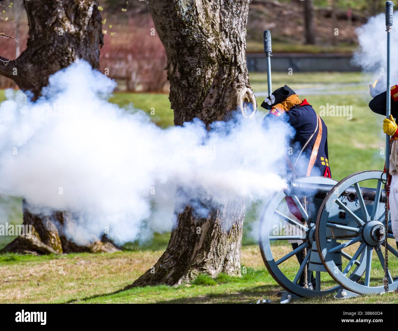 Revolutionary War Cannon Redcoats Firing on Militia Stock Photo - Alamy