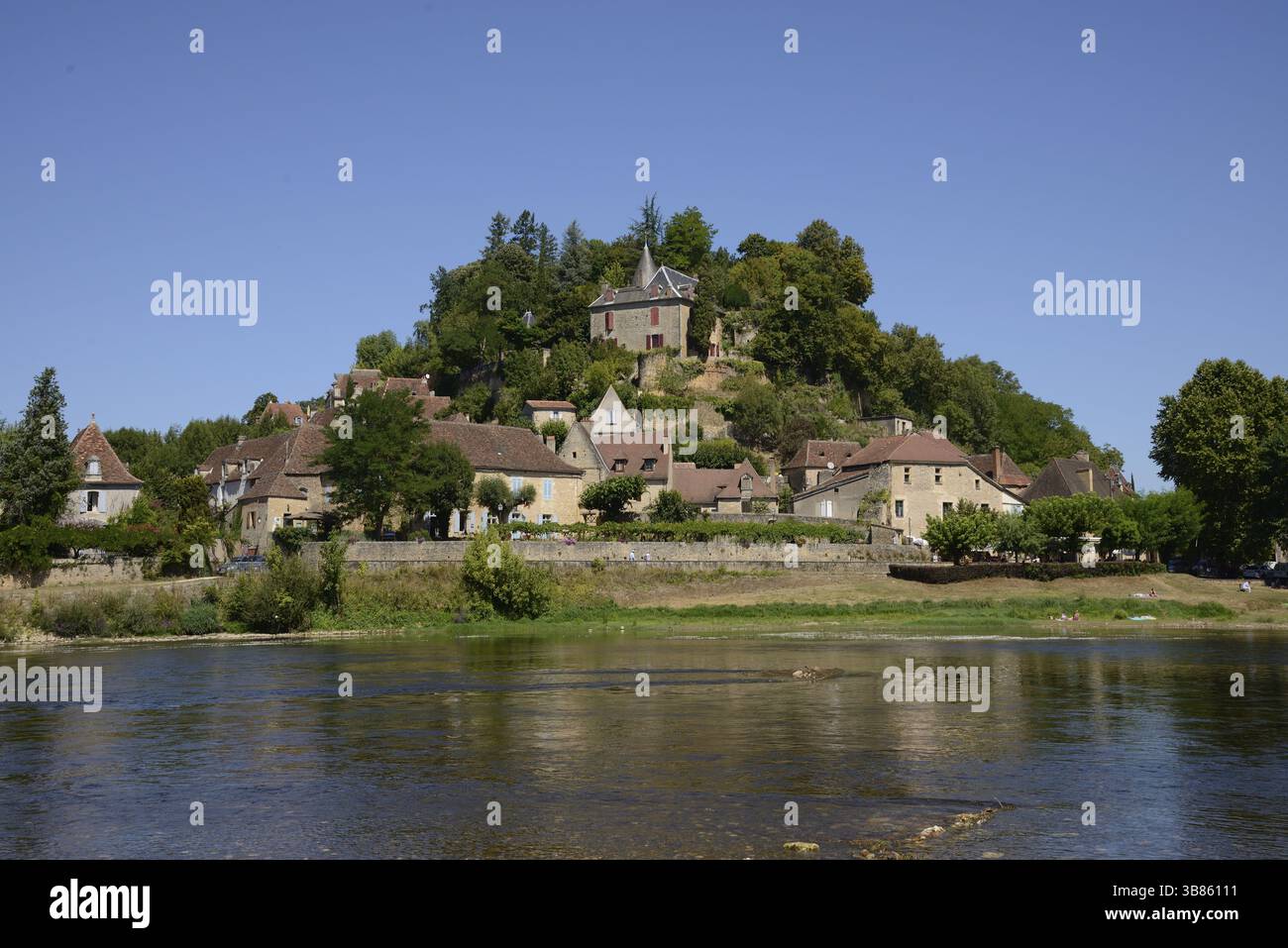 The pituresque village of Limeuil in Dordogne, France, Europe Stock ...