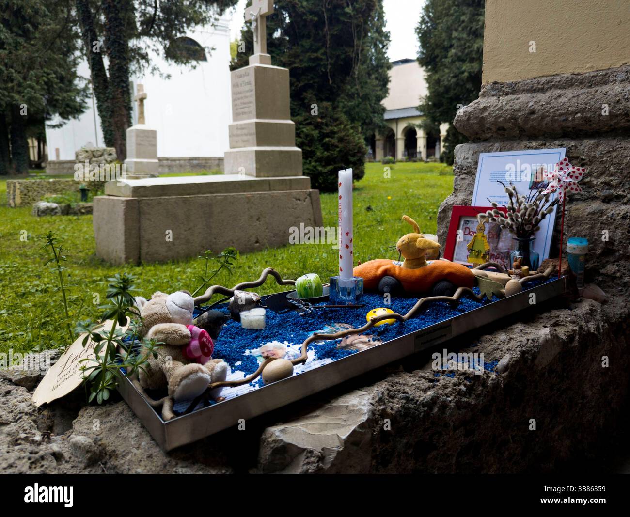 Salzburg - St.Sebastian Friedhof Von Kindern liebevoll gestaltetes Grab ...