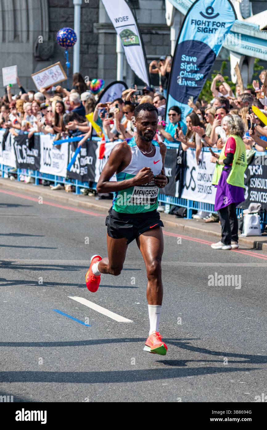 Ethiopian men's elite runner Milkesa Mengesha running London Marathon ...