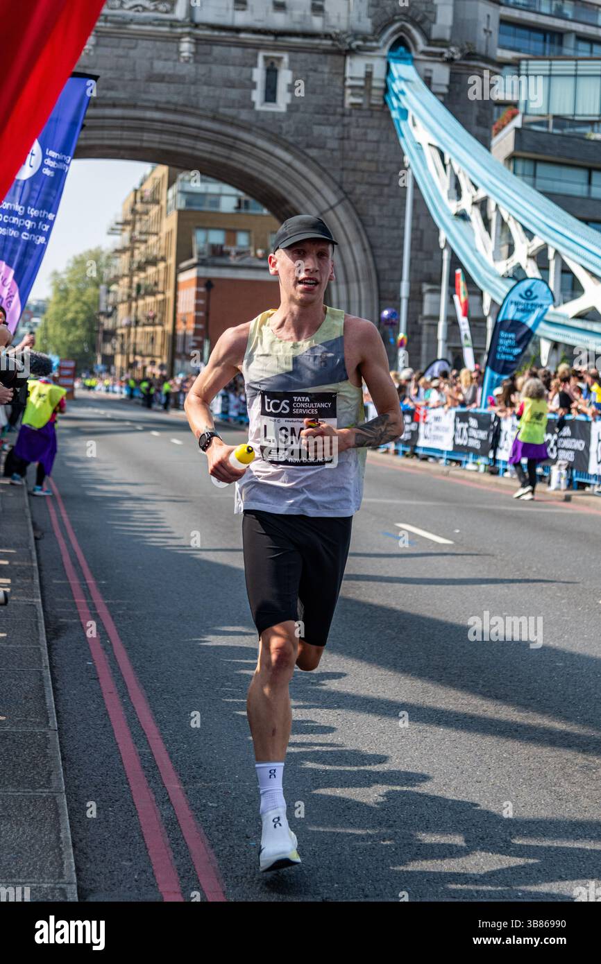 British elite runner Logan Smith running the London Marathon 2025 on ...