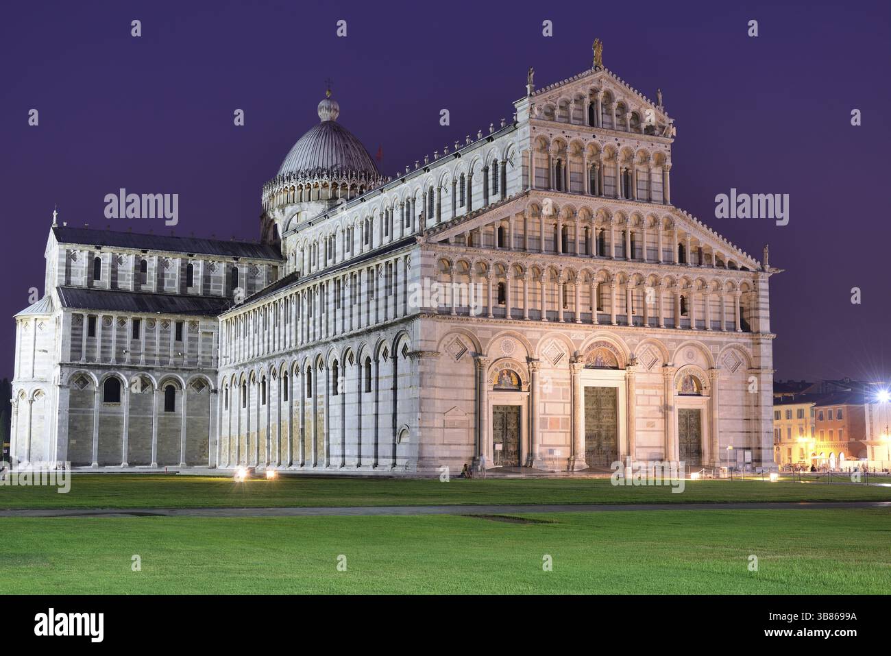 Night view pisa cathedral hi-res stock photography and images - Alamy