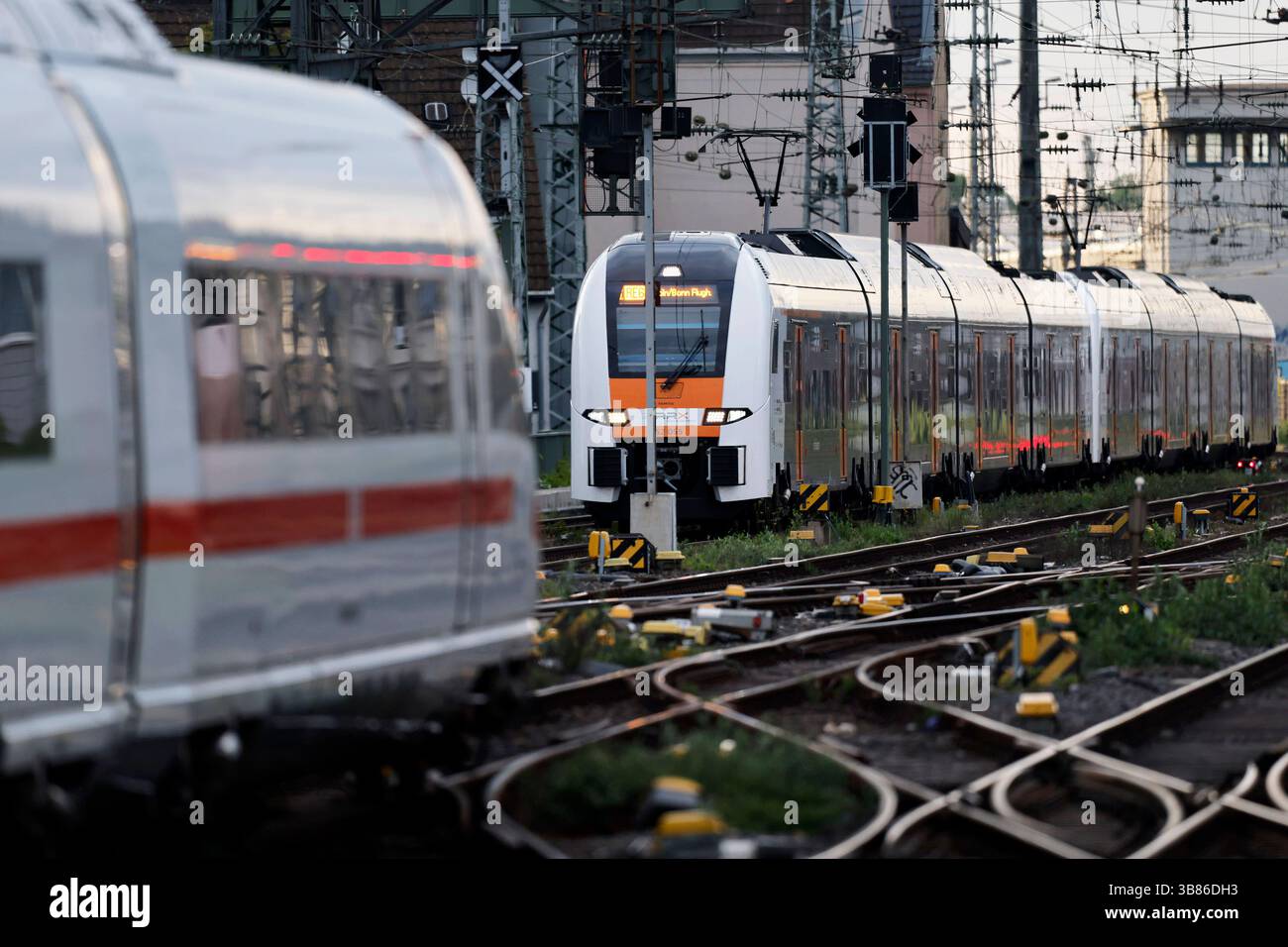 Impression vom Kölner Hauptbahnhof: Ein Regionalzug und ein ICE fahren ...