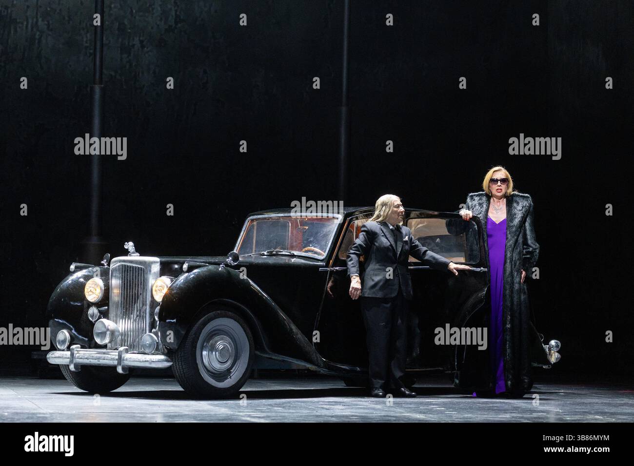 l-r: Illona Linthwaite (Erda), Marina Prudenskaya (Fricka) in DIE ...