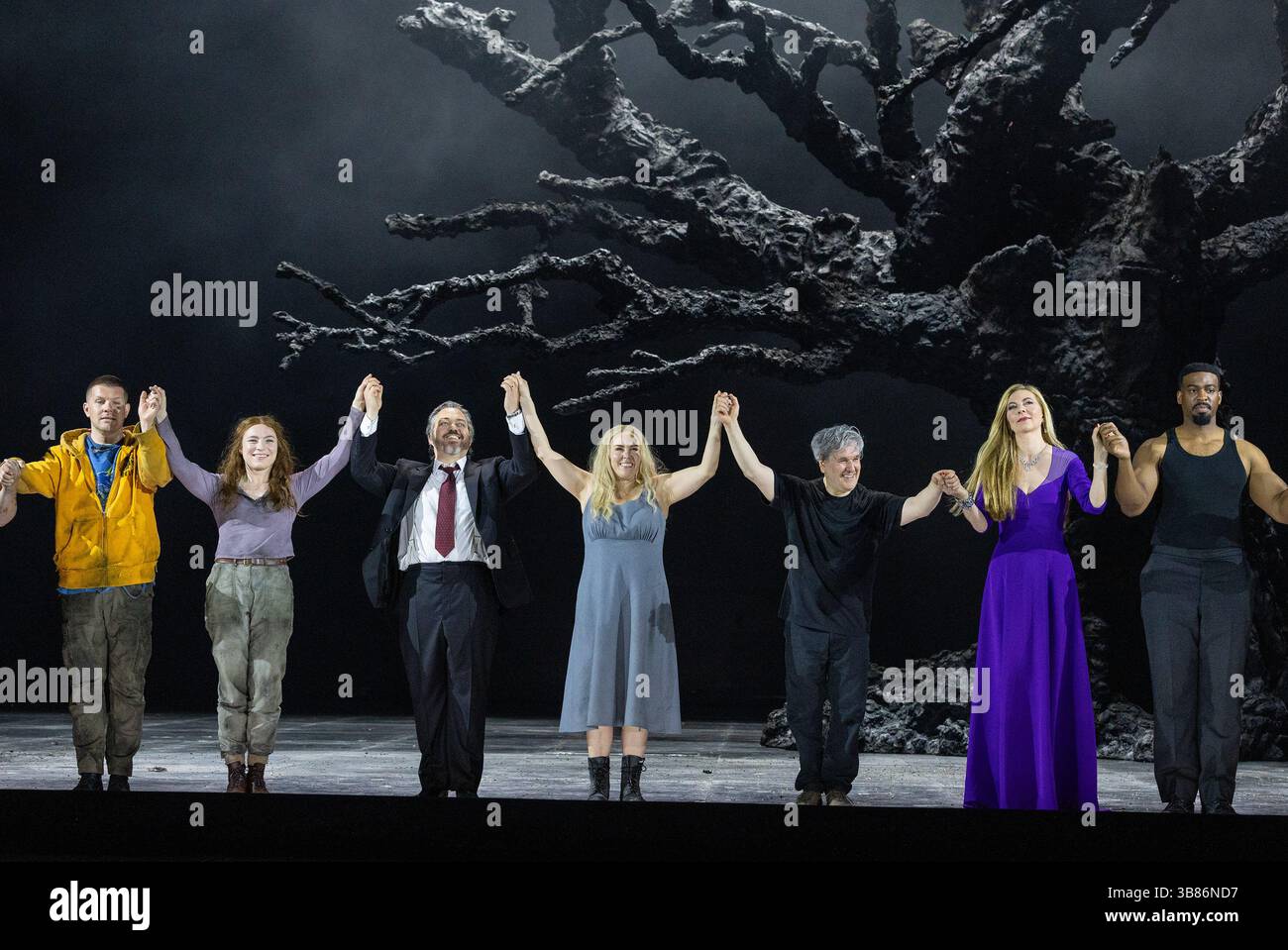 Curtain call stage hi-res stock photography and images - Alamy