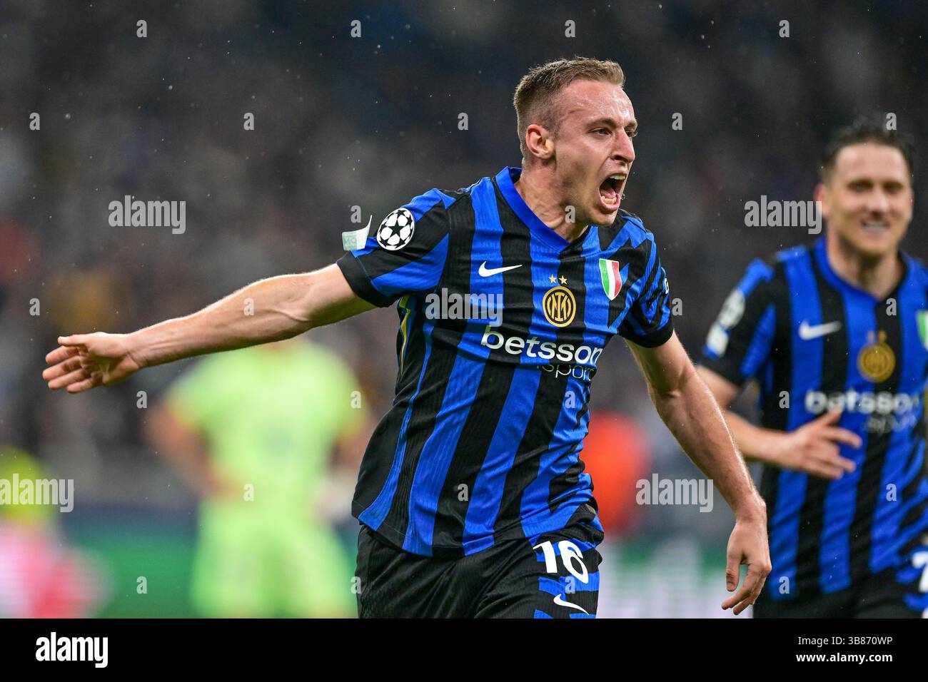 Milano, Italy. 06th May, 2025. Davide Frattesi (16) of Inter scores for ...
