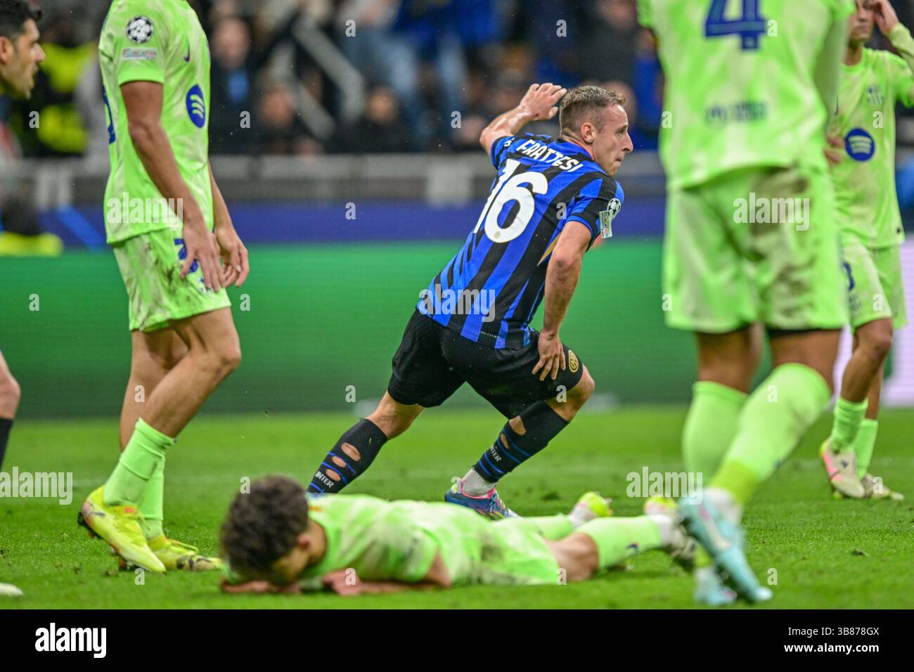 Milano, Italy. 06th May, 2025. Davide Frattesi (16) of Inter scores for ...